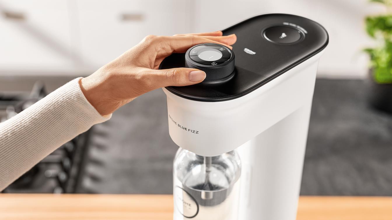 El carbonatador de agua GROHE Blue Fizz simplifica la hidratación ...